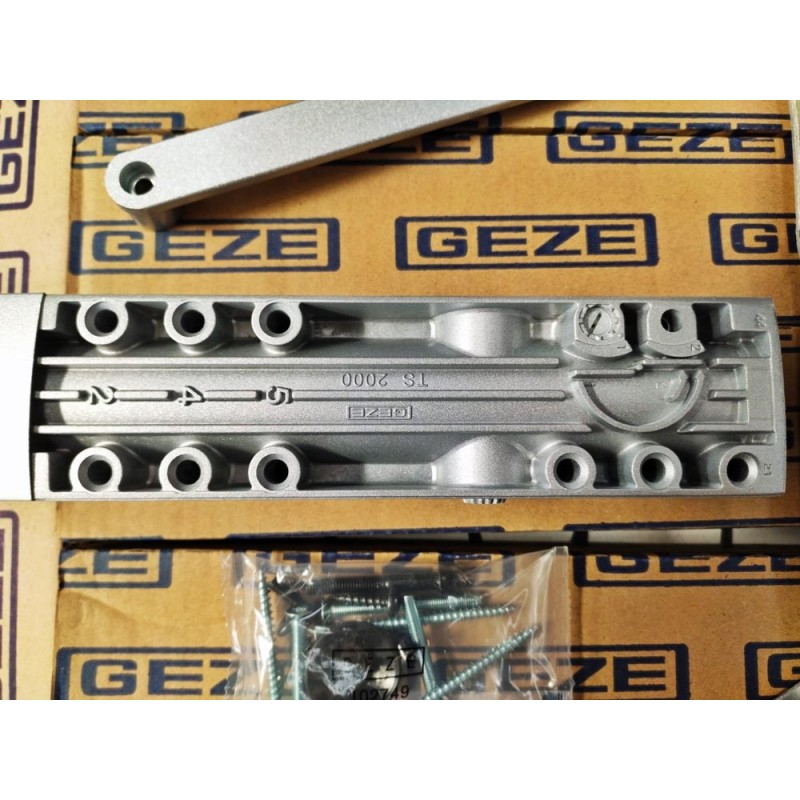 CIERRAPUERTAS GEZE TS2000V DE BRAZO RETENEDOR EN COLOR PLATA